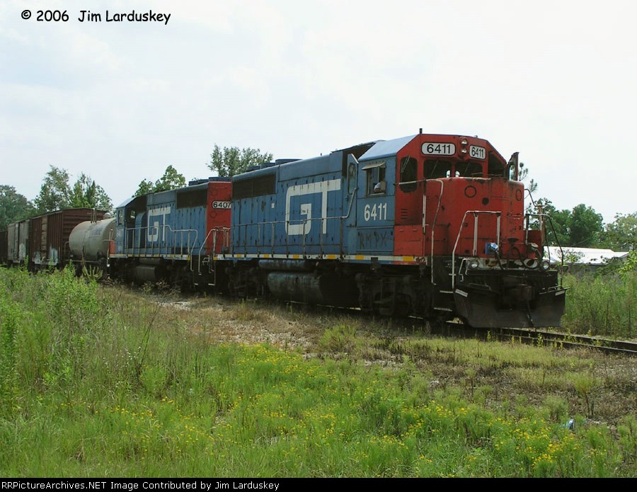 RMPX 6411 Leads AGR 230 North (Pensacola Turn) downhill to a stop just beyond the CSXT bridge ...